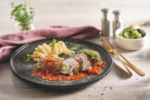 Involtini (vleesrolletjes) met pesto van wilde knoflook en fetablokjes.